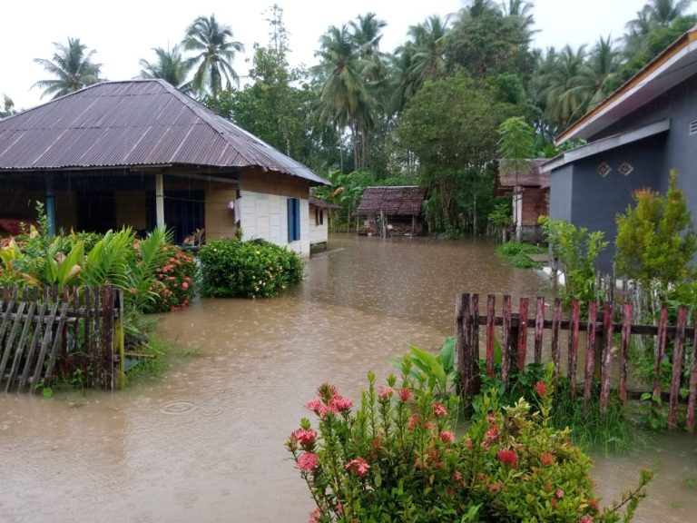 Breaking News: Banjir Rendam Puluhan Rumah di Balantak Selatan - Topik ...